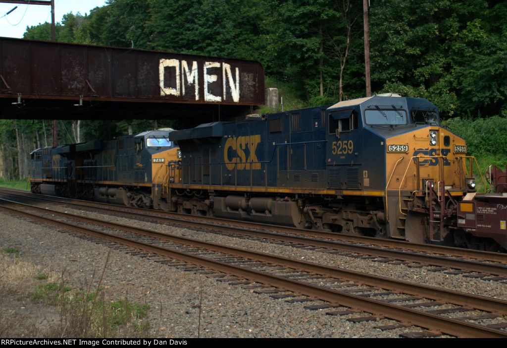 CSX ES40DC 5259 trails on Q034-26